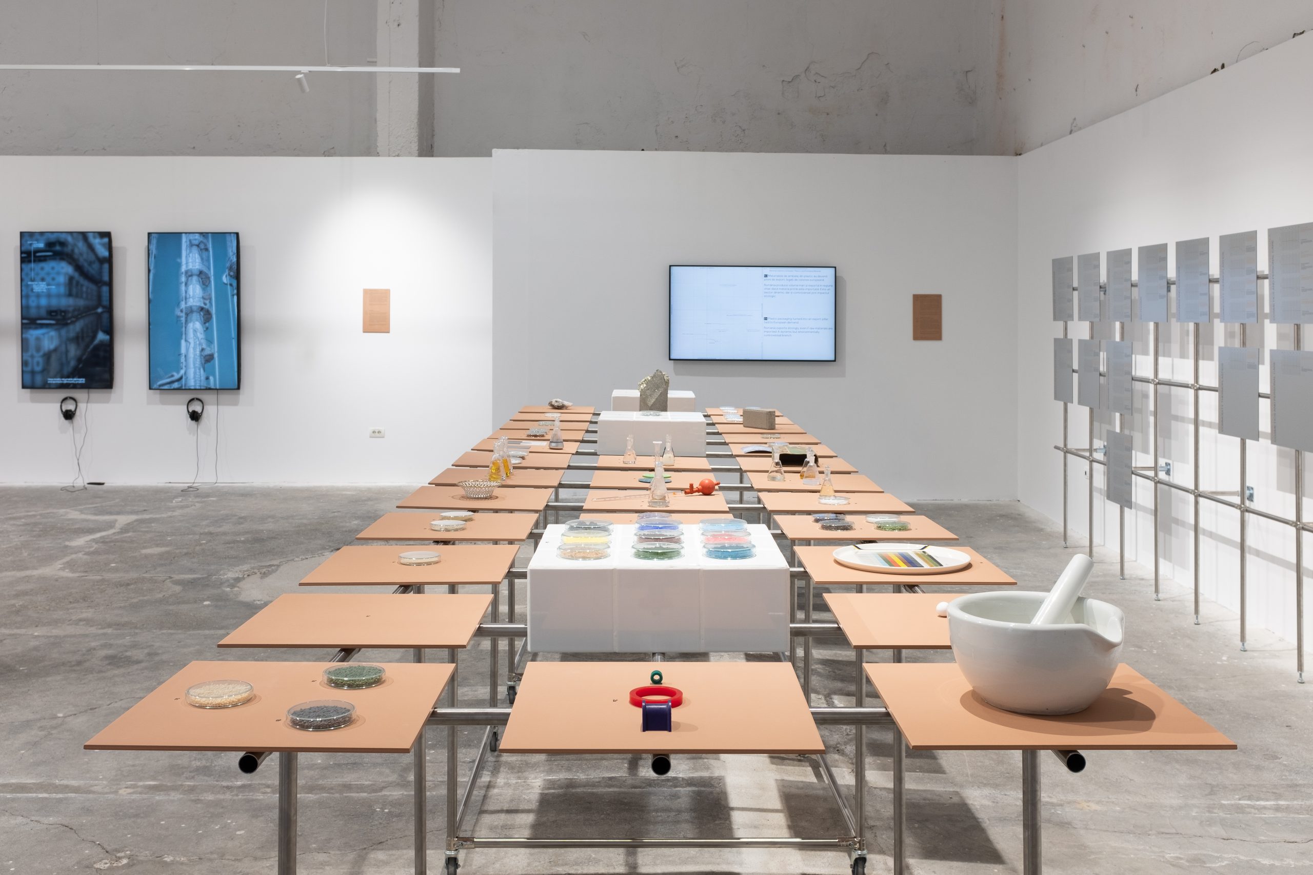 Expoziția „Legături Chimice” de la FABER- un proiect colaborativ care ...